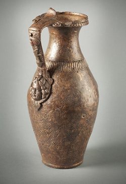 Cruche en bronze à anse ornée - Musées Grand-Est